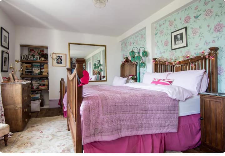The Pink Room. The Guest House - Porthcurno