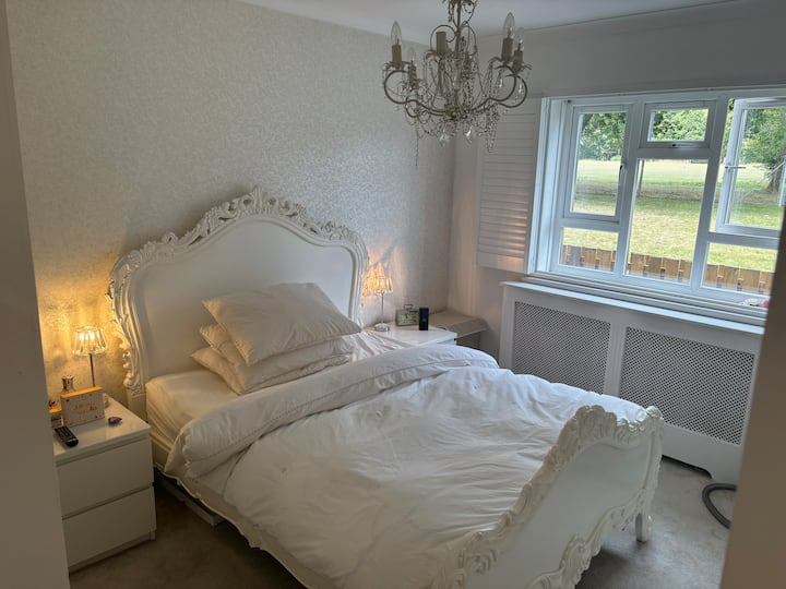 Stylish 2 Bed Flat Brentwood - Brentwood