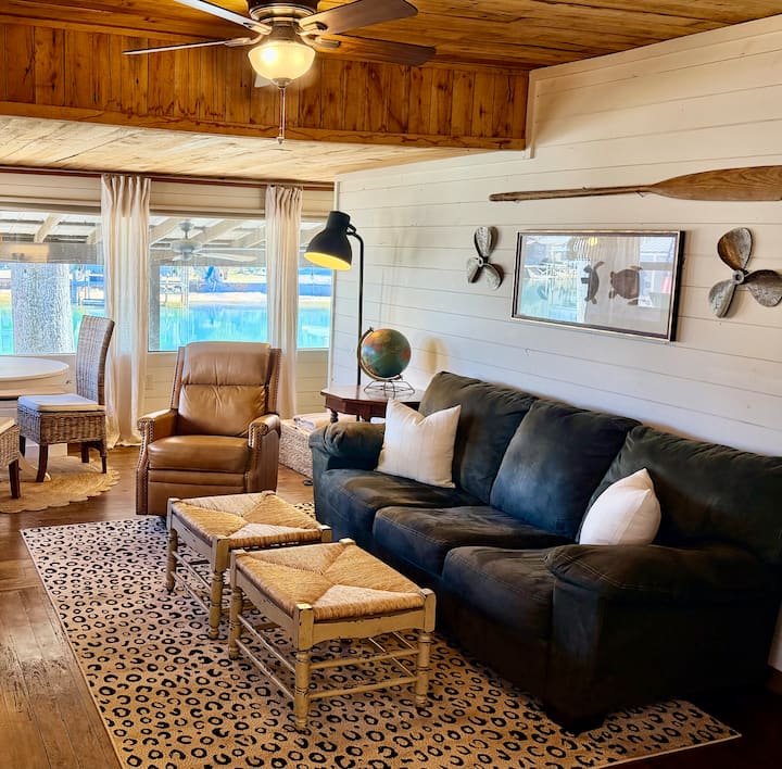 Adorable Waterfront Cottage, Peaceful Location - Lake Martin, AL