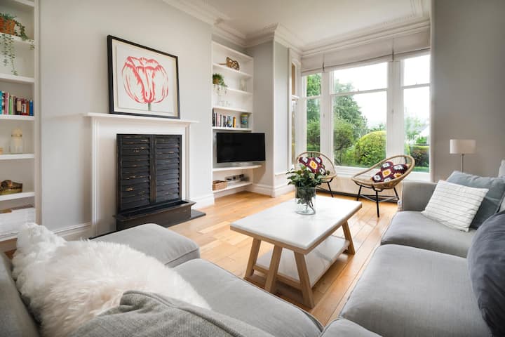 A Pretty Keswick Townhouse By The Park - Keswick