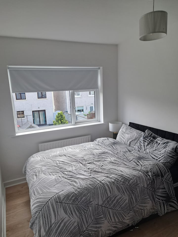 Large Bedroom In A Cosy 3 Bedroom Semi-d Home - Cork