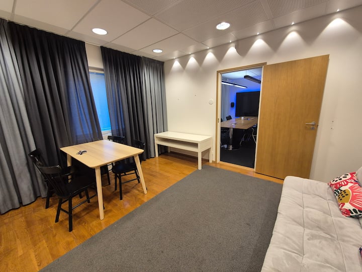 Airb2b Espoo, Iso Neuvotteluhuone Ja Majoitustila - 에스푸