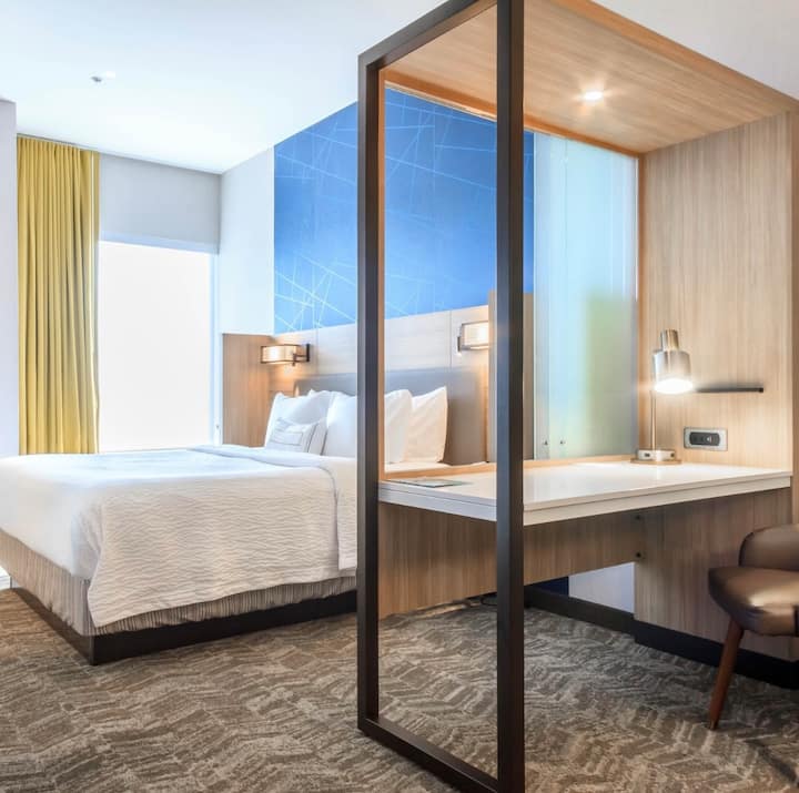 Marina 1 King Suite W/ Parking & Breakfast - Monterey, CA