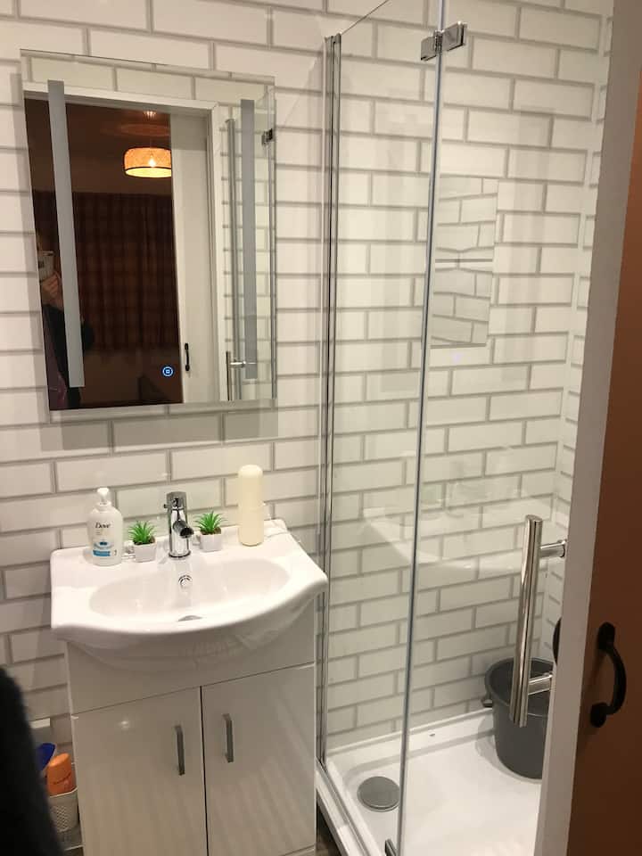 A Self-contained Room - バンガー