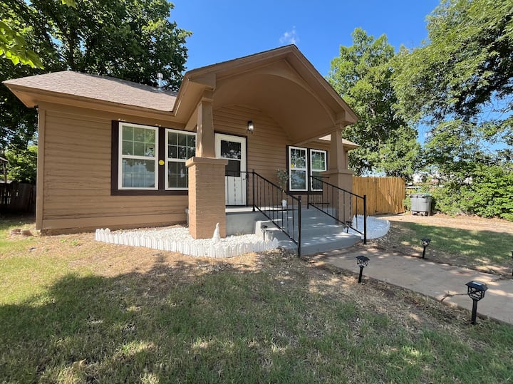 Near Ft. Sill, 3 Bedrooms, Sleeps 8. Updated 2024! - Comanche Nation Casino