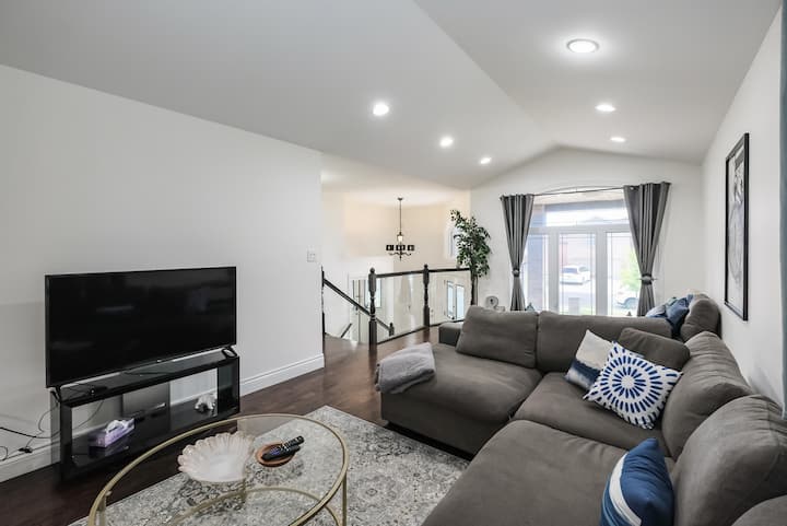Modern 3br/2ba House - Windsor