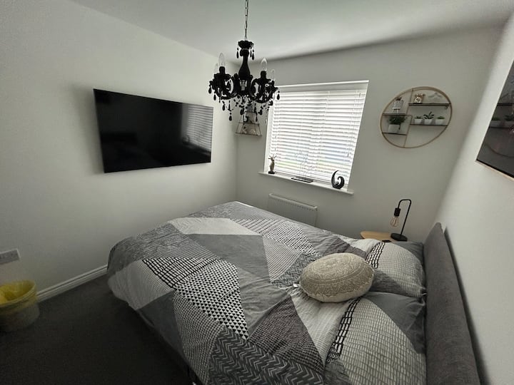 Modern, Stylish & Homely Master Bedroom / En-suite - Bridgend