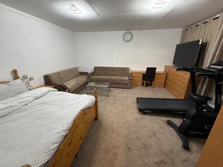 Huge Double Bedroom With Ensuite - Leeds