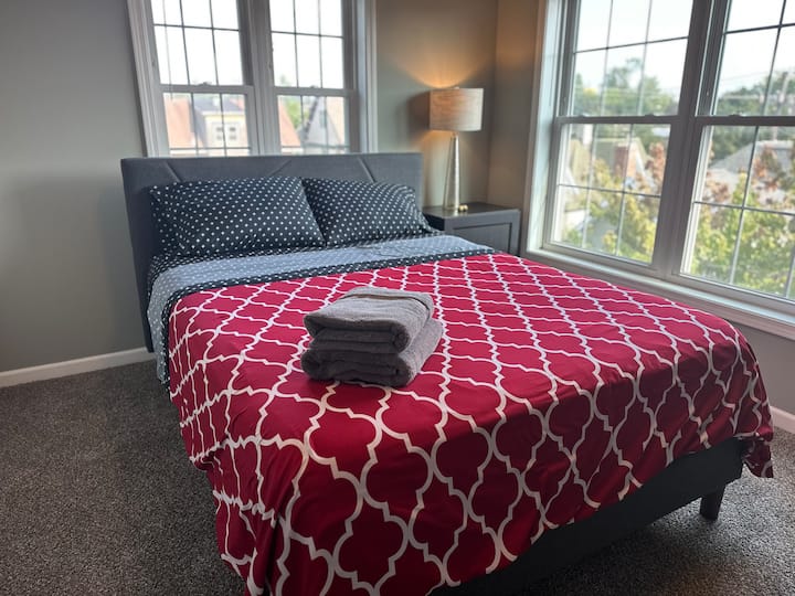 Queen Bed | Shared Bath |Roku Tv - Saint Paul, MN