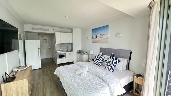 Newly Appointed King Deluxe Suite - Surfers Paradise
