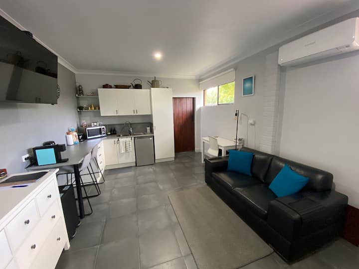 Luxury Studio With Private Yard - Albury