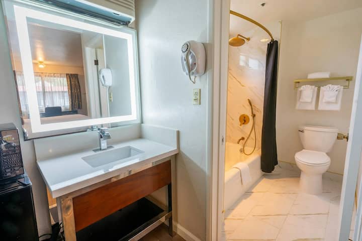 Free Gym And Heated Outdoor Pool & Hot Tub - San Luis Obispo, CA