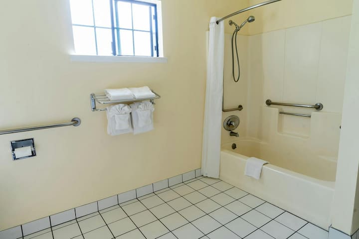 Onsite Breakfast & Kitchenette Lunches - San Luis Obispo, CA