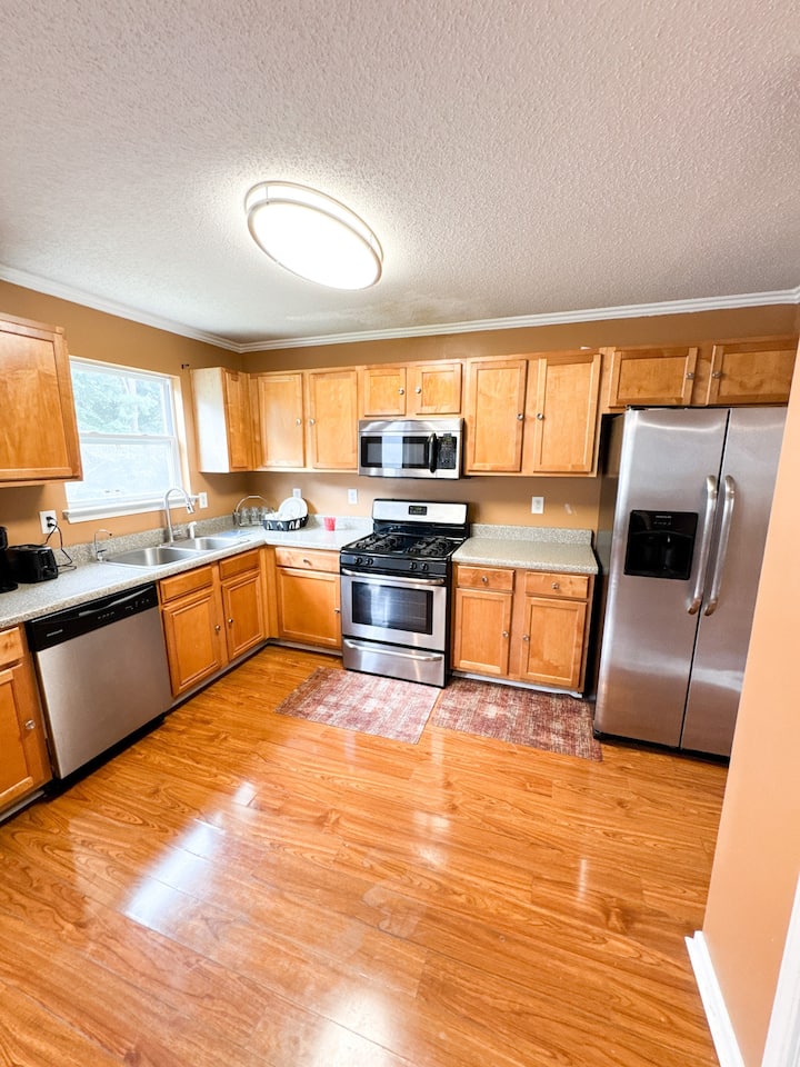 Atlanta Airport Family Gathering Spot - Riverdale, GA