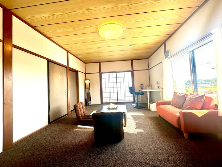 広々な寝室内にゲスト専用の洗面所とトイレ、リフォームして一新になった一軒家、2部屋丸ごと貸切 - Saku