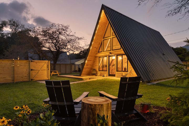 Scandi-camp A-frame, Hot Tub, Kings, Fenced Yard - Black Mountain, NC