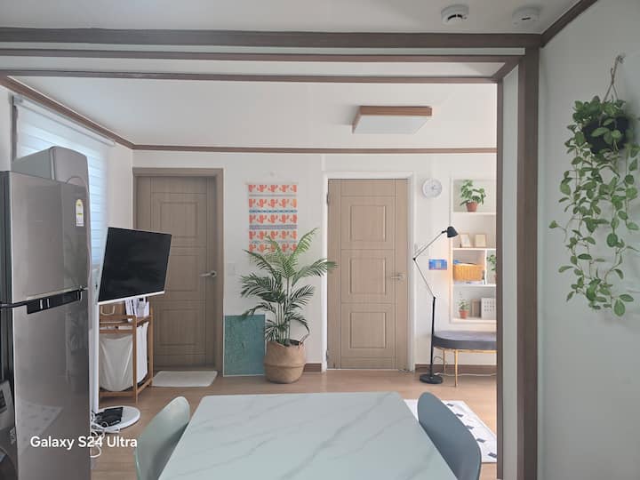 [두드림] 2인도 넓게/5인침대가능/수원화성행궁/스타필드/종합운동장/방2개/소모임/가족여행 - 조원1동