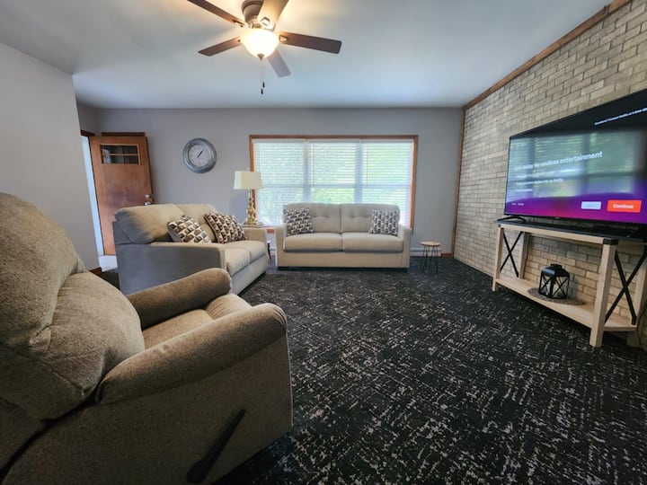Roundtown Blue Cottage - Ashville, OH