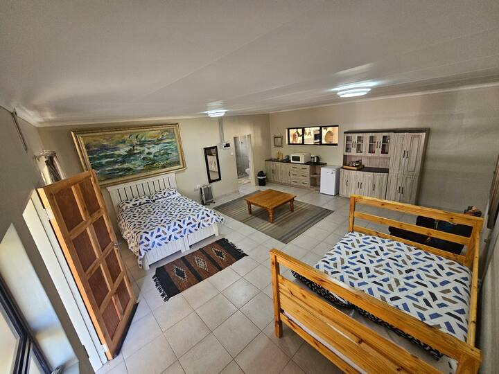 Modern 4-sleeper Stay @ Flamwood - Stilfontein