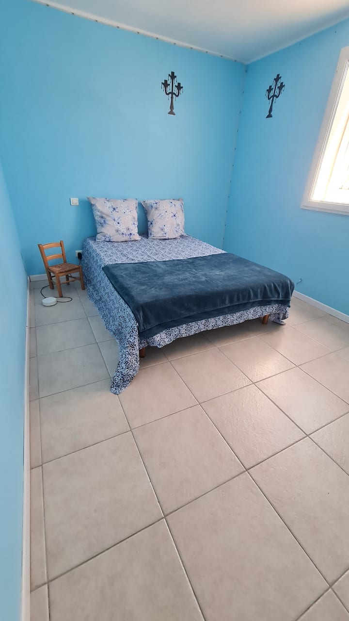 Chambre à 20 M De L'école - Nimes