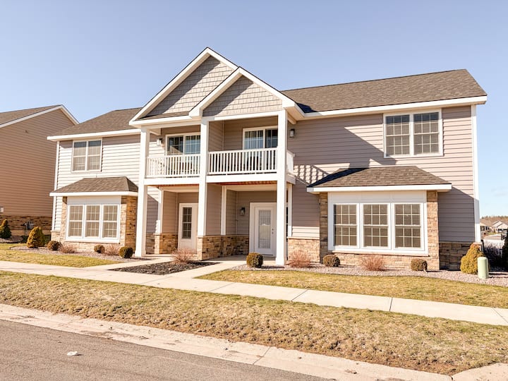 Peaceful Townhouse | Steps From Golf And Dining - Phoenix, NY