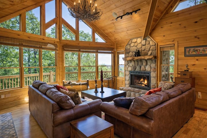 Secluded Hot Tub Cabin | Fireplace + Views - Blue Ridge, GA