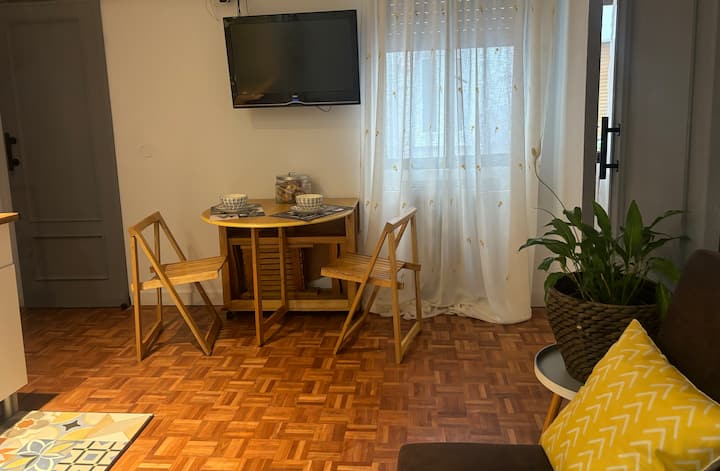 Céntrico Apto C/baño Y Salón-cocina Independiente - Asturias