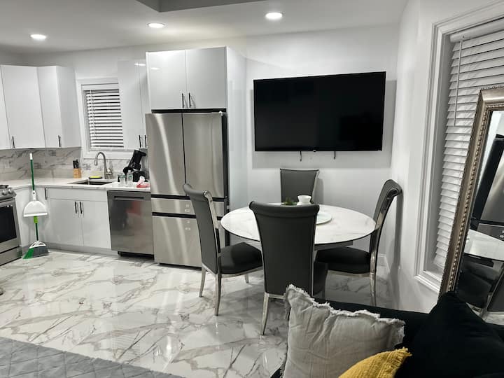 2 Minutes Away From, Staten Island Modern And Cozy - Staten Island, NY