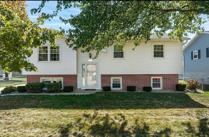 Safest Bnb In Town! - Cedar Rapids, IA