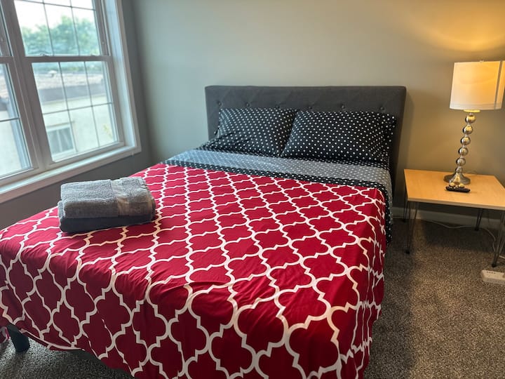 Queen Bed| Shared Bath| Roku Tv - Minneapolis