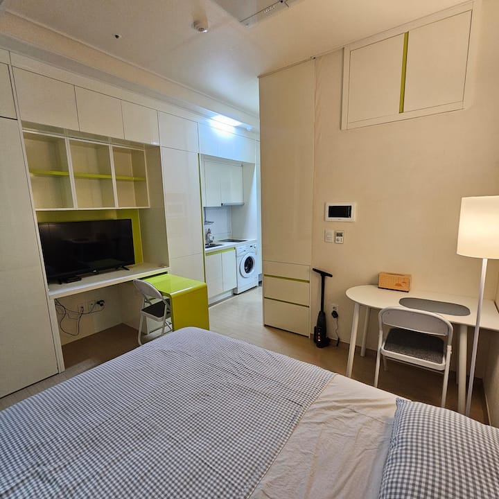 Evian 1000, Line 9/5, In-between, Tv, Easy Chair - Seoul Gimpo Airport (GMP)