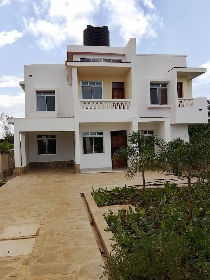 Ndovu House. Spacious And Serene Family Home - Diani Beach