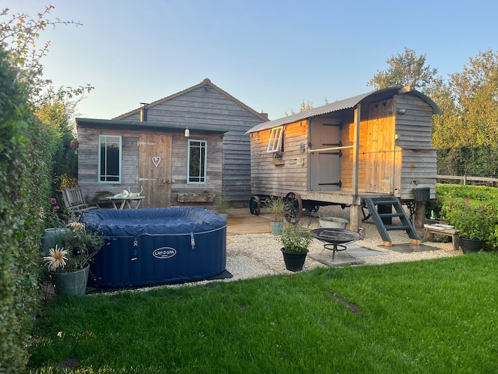 The Hen House Shepherds Hut - Chippenham