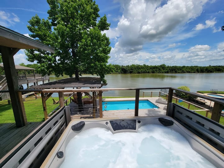 Houston Riverfront Getaway - Highlands, TX