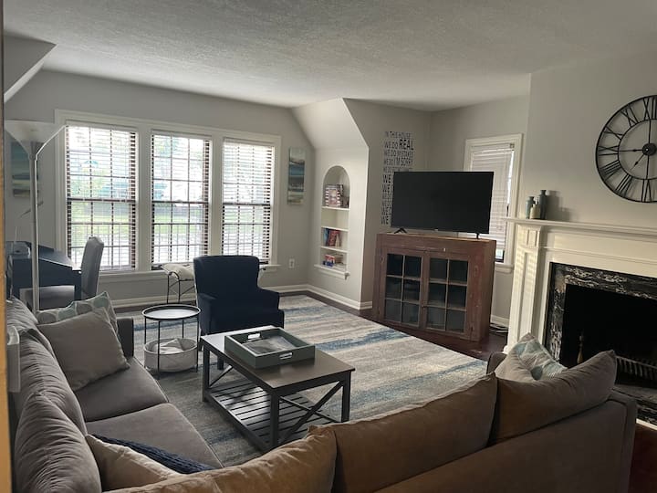 A Tranquil Oasis-large 2-br Central Apartment - Fort Wayne, IN