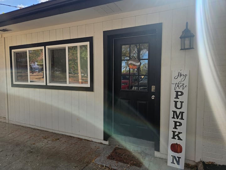Private Studio Room & Entry, Bath And Living Area. - Bentonville, AR