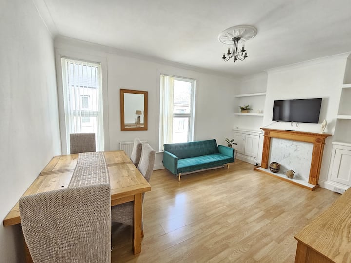 Full Of Light, Spacious Apartment With Own Parking - Plymouth