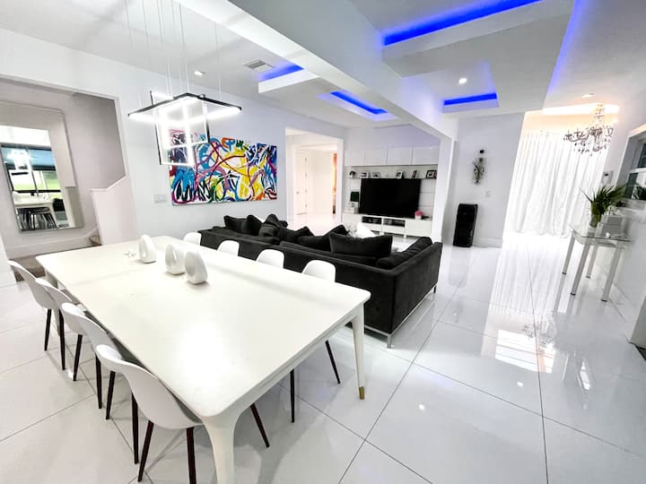 Luxurious Entertainment Mansion - San Antonio, FL