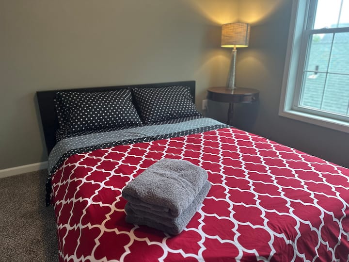 Queen Bed| Shared Bath| Roku Tv - Minneapolis, MN