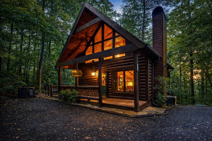 Smoky Mountain Cabin • Hot Tub • Views - Townsend, TN