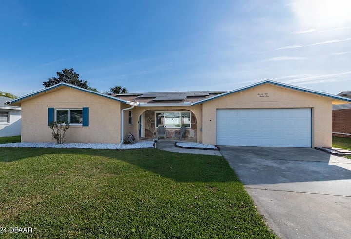 Coastal Oasis: Spacious 4 Bedroom Retreat W/ Pool - Daytona Beach, FL