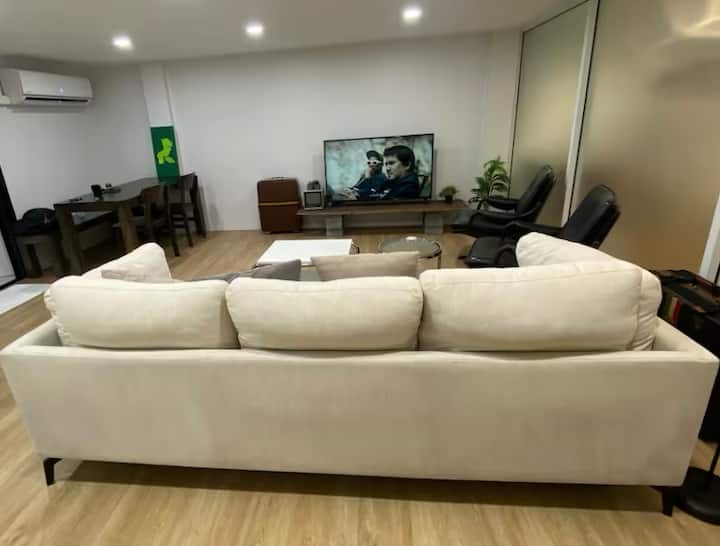 Spacious 70 Sqm Room, Close To Major Attractions - Bangkok