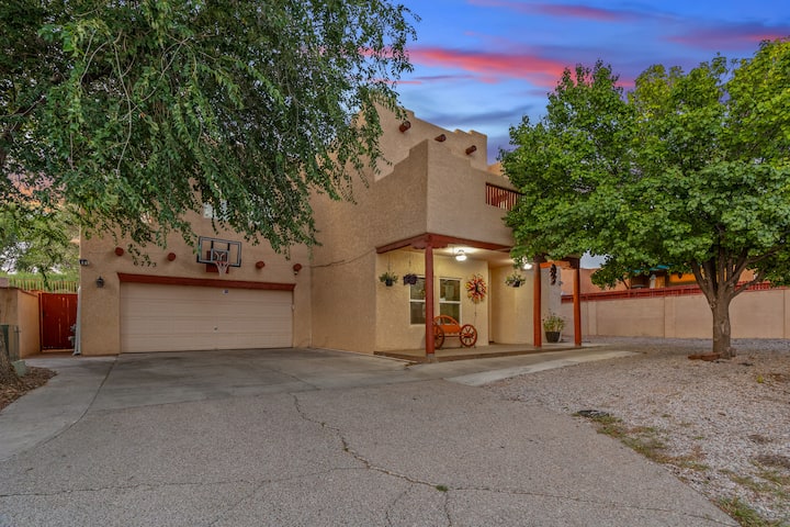 Sunset Oasis: Golf Course Views - Santa Fe, NM