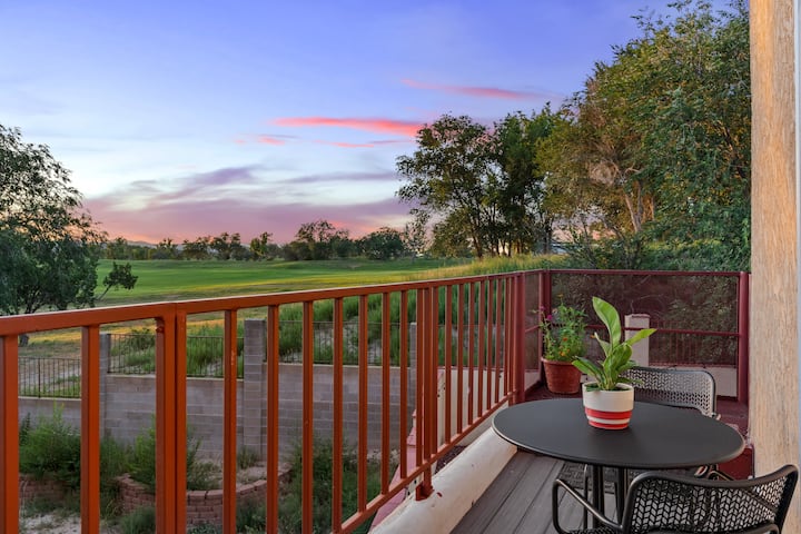 Sunset Oasis: Golf Course Views - Santa Fe, NM
