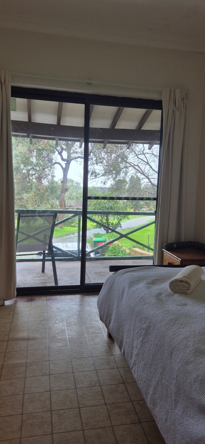 Foothills Retreat: Close To Airport, Cbd, Wineries - Kalamunda