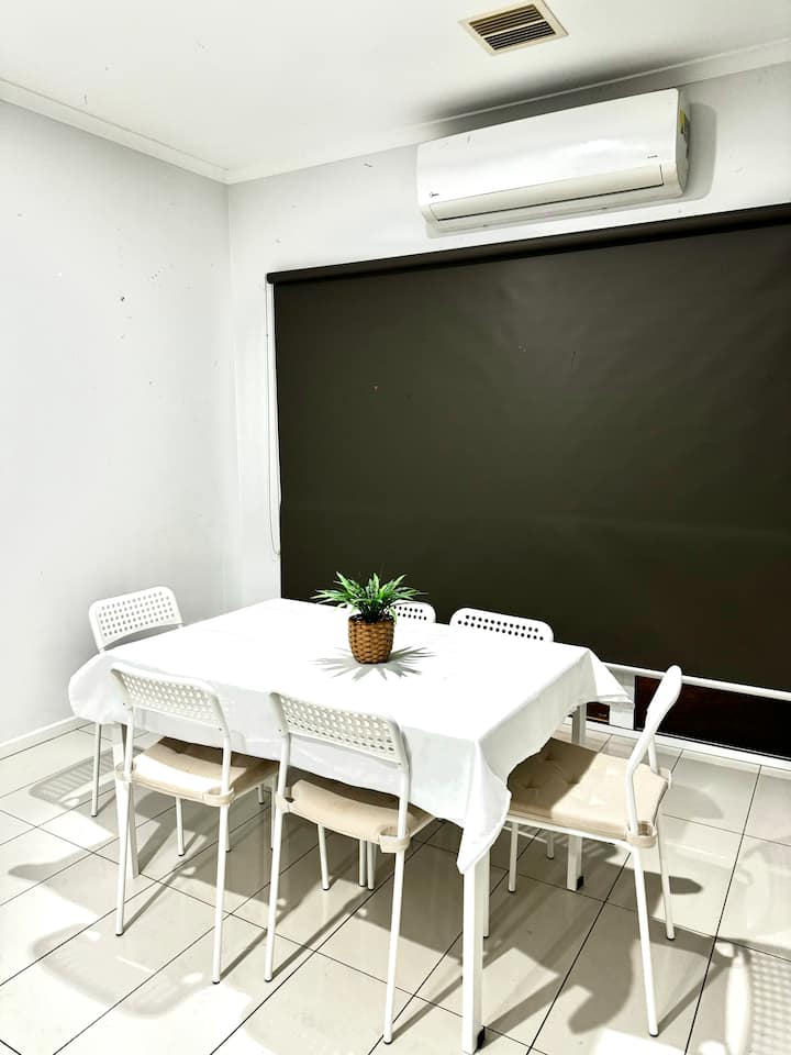 Charming Townhouse In St Albans , Melbourne - Caroline Springs