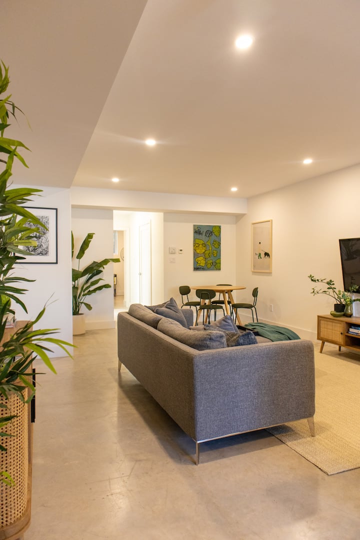 Spacious Basement Suite Steps From Locke St. - カナダ ハミルトン