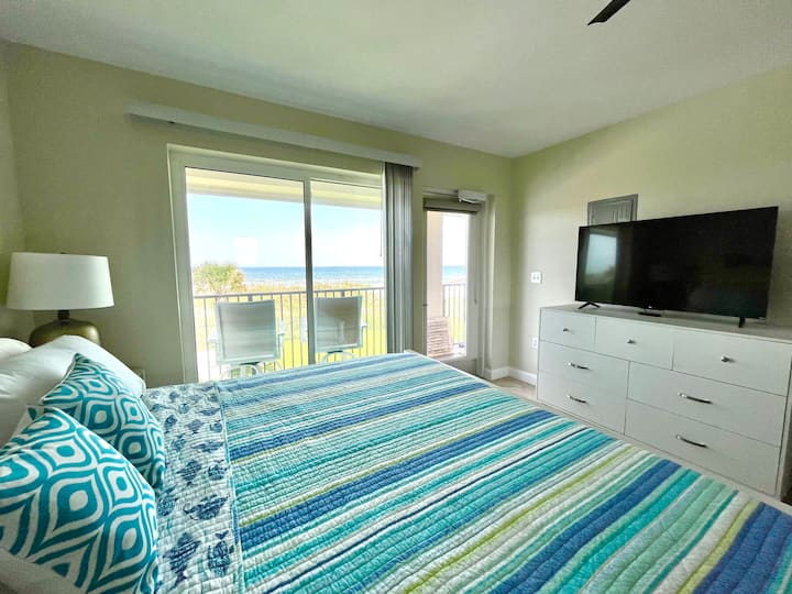 Oceanfront King Suite-pool & Private Beach Access - Neptune Beach, FL