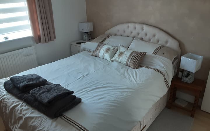 1 Or2 Guest Double Bed, Shared Bathroom, Breakfast - Bristol