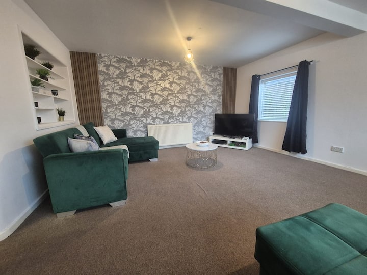 Winter Sale! Large Spacious Abode With Games Room! - Bristol